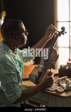 Man holding a violin Stock Photo - Alamy