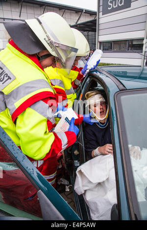 Paramedics exercise first-aid at the German army military training area ...
