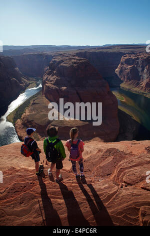 Tourists looking at 1000 ft drop down to Colorado River at Horseshoe ...