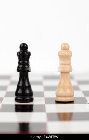 Queens standing at the chessboard Stock Photo - Alamy