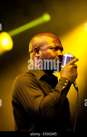 The Heavy lead singer Kevin / Kelvin Swaby gives it large on the main ...