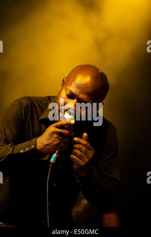 The Heavy lead singer Kevin / Kelvin Swaby gives it large on the main ...