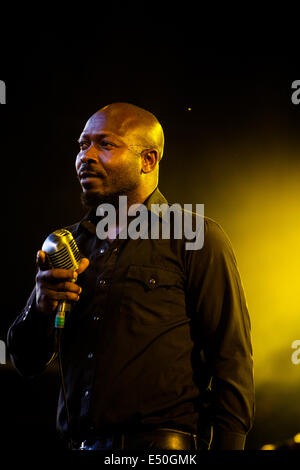 The Heavy lead singer Kevin / Kelvin Swaby gives it large on the main ...