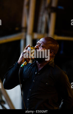 The Heavy lead singer Kevin / Kelvin Swaby gives it large on the main ...