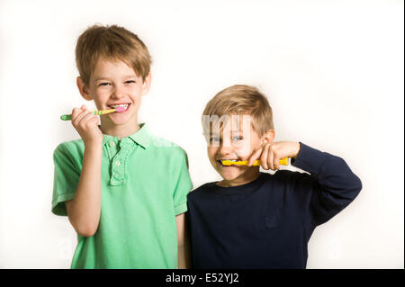 brothers brushing their teeth Stock Photo - Alamy