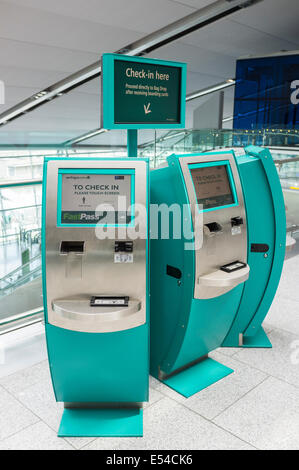 Aer Lingus self check-in terminal at an airport Stock Photo: 29067140 ...