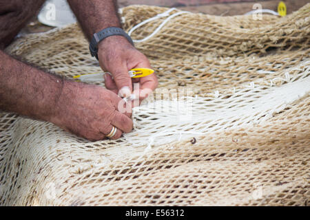 Weaving a fishing net Stock Photo - Alamy