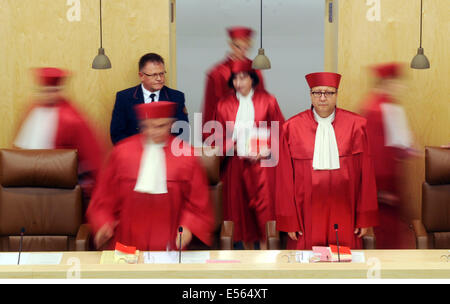(dpa) - The judges of the Second Senate of the German Federal ...