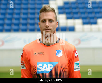 Torwart [goalkeeper] Oliver Baumann (Hoffenheim) mit Ball, 1. BL: 17-18 ...