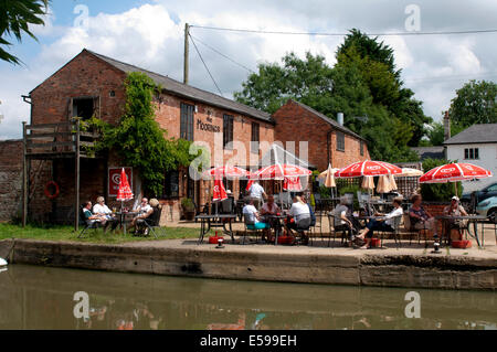 The Moorings restaurant at the Grand Union Canal, Crick Wharf ...