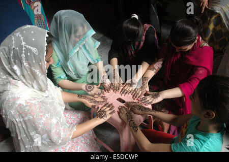 Pakistani girls with henna on their hands Pakistan Stock Photo - Alamy