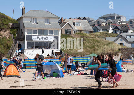 Surfside cafe & bar, Polzeath Beach, Cornwall,England, U.K Stock Photo ...
