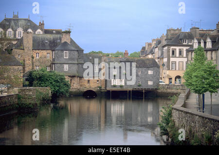 The Pont de Rohan bridge with houses over the River Elorn, Landerneau ...