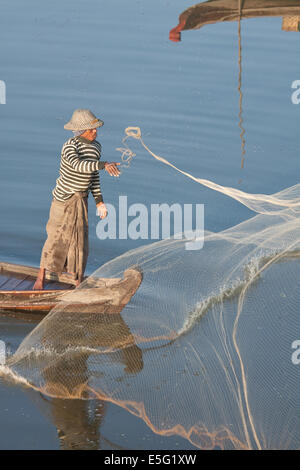 Fisherman casting a net on Taungthaman lake at Amarapura, Myanamar ...