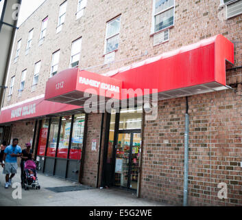 A Family Dollar store in the Bronx borough of New York Stock Photo - Alamy