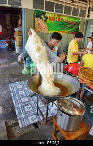 preparing mee krop noodles at the Amphawa Floating Market, Thailand ...