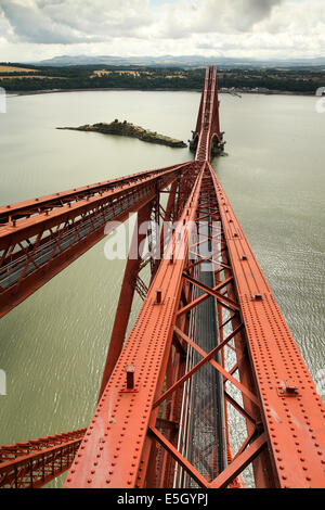 Viewing the Forth Rail Bridge and Inchgarvie from South Queensferry ...