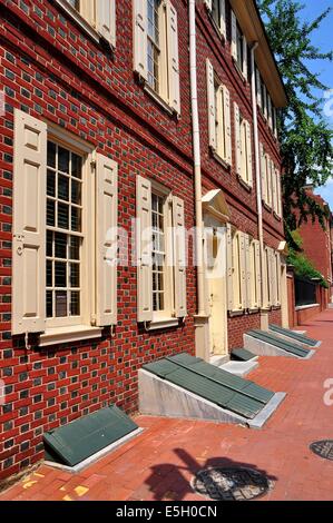 Philadelphia, Pennsylvania: Flemish Bond brick 18th century colonial ...