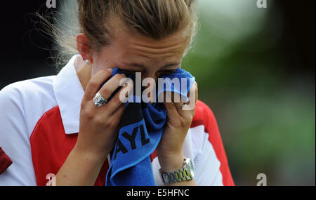 NATALIE MELMORE CRIES AFTER LO LAWN BOWLS PAIRS KELVIN GREEN GLASGOW ...