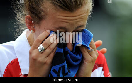 NATALIE MELMORE CRIES AFTER LO LAWN BOWLS PAIRS KELVIN GREEN GLASGOW ...