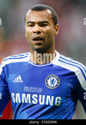 Chelsea FC footballer Ashley Cole, leaving Aura nightclub at 3.30am ...