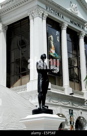 The Stamford Raffles statue in front of the Victoria Memorial Hall and Theatre, sculpted by ...