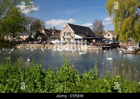 The Riverside pub on the River Thames, Lechlade-on-Thames, Cotswolds ...