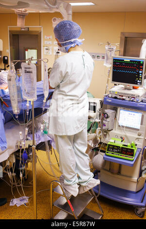 Medical student watching surgical procedure, Thoracic and ...