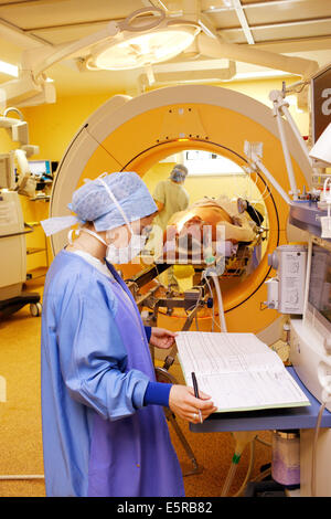 Patient with degenerative arthosis receiving intervertebral disk ...