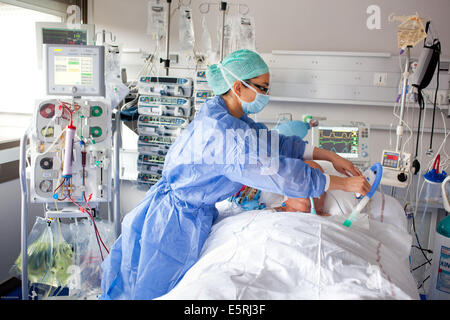 Nurse, department of cardiac intensive care, Haut Lévêque hospital ...