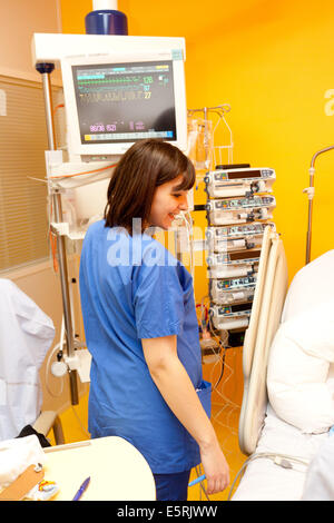 Nurse in the pediatric intensive care unit and intensive care, Bordeaux ...