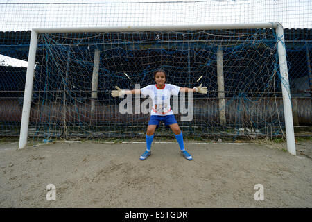 Goalkeeper standing in goal Stock Photo: 32251308 - Alamy