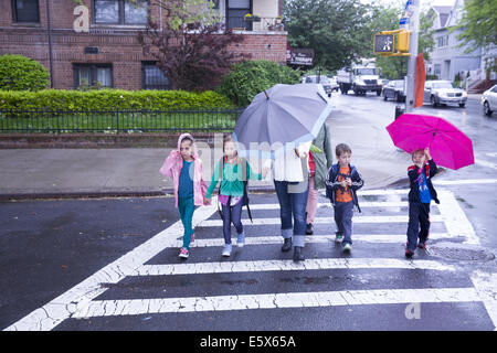 Children walking to school in the rain Stock Photo: 23594800 - Alamy