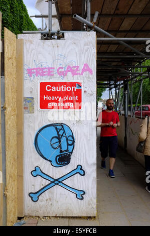 Graffiti of a skull and crossed bones Stock Photo - Alamy