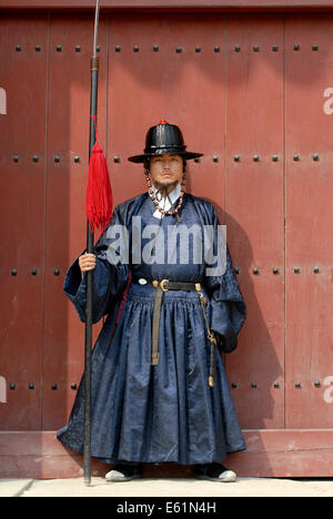 Korean royal guards in historical Joseon costumes at the Bosingak Bell ...