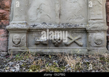 An ancient gravestone with a skull and crossbones Stock Photo - Alamy