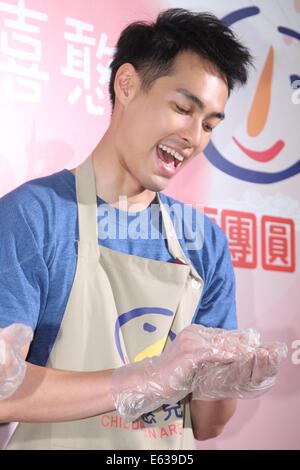 Taipei. 12th Aug, 2014. Actor Tony Yang makes mooncake for benifit ...