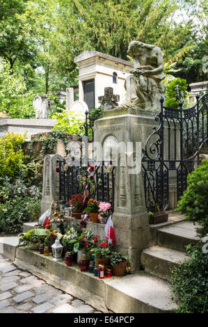 Grave of Polish composer Frederic Chopin at the Pere Lachaise cemetery ...
