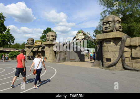 Longleat Safari Park, Wiltshire, England, entrance sign at Longleat ...