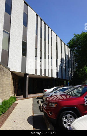 Cars parked in front of a building Stock Photo - Alamy