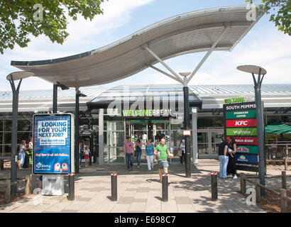 The entrance to the Welcome Break service station (southbound M40) near ...