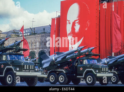 Nov. 7, 1987 - Moscow, Russia - A unit of armed Soviet military cadets ...