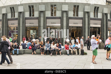 Zara shop in Stephansplatz, Vienna, Austria, Europe Stock Photo - Alamy