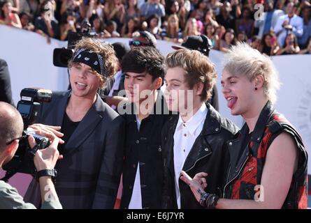 L-R) Musicians Ashton Irwin, Calum Hood, Luke Hemmings, and Michael ...