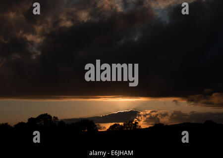 cloud with silver lining, sun hiding behind clouds, sun rays, sunlight ...