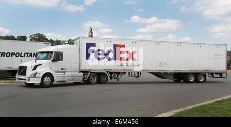 18 wheeler tractor trailer truck on Rt. 95 South in New Haven, CT Stock ...