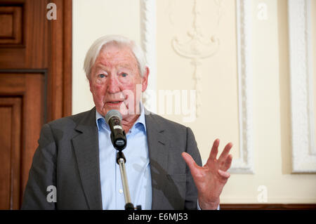 News - ITN News Presenter Sandy Gall Stock Photo - Alamy