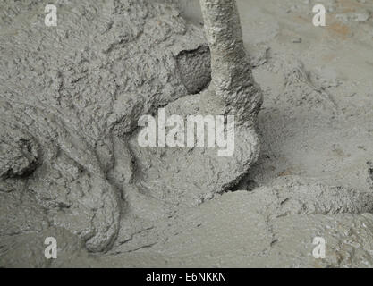 spade and wet cement for construction process Stock Photo - Alamy