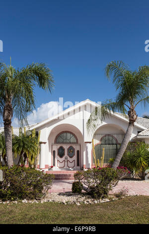 Upscale middle class American home Stock Photo - Alamy
