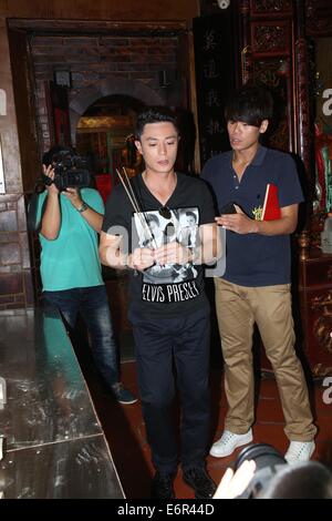 Taipei. 28th Aug, 2014. Actor Wallace Huo prays for high audience ...